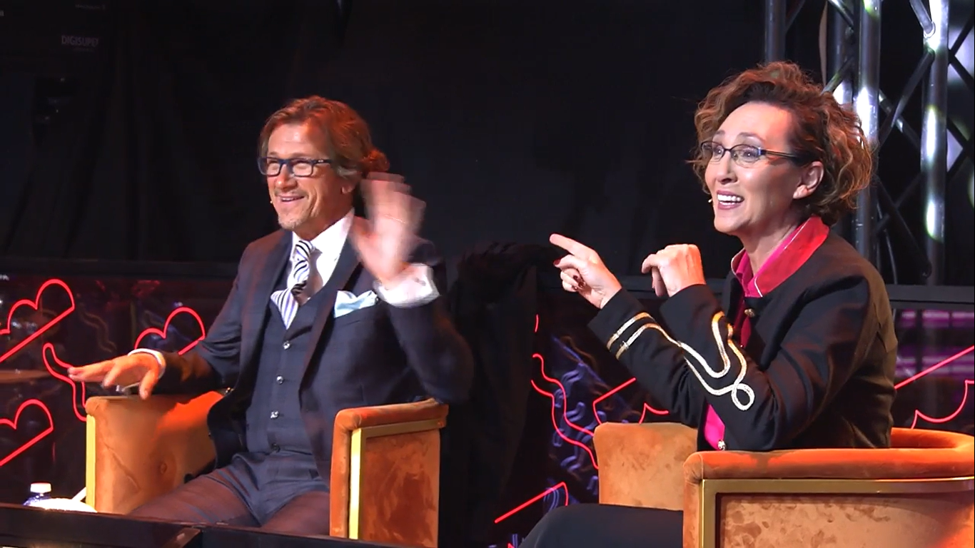 Lluvia de críticas a Alejandro Abad por su "impresentable" frase y su gesto captado en 'Mediafest'